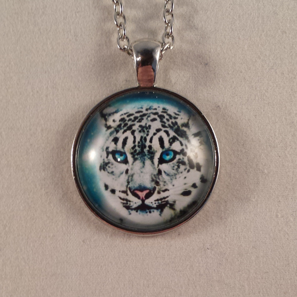 Kristy's Jewels | Accessories | Silver Snow Leopard Cabochon Pendant ...